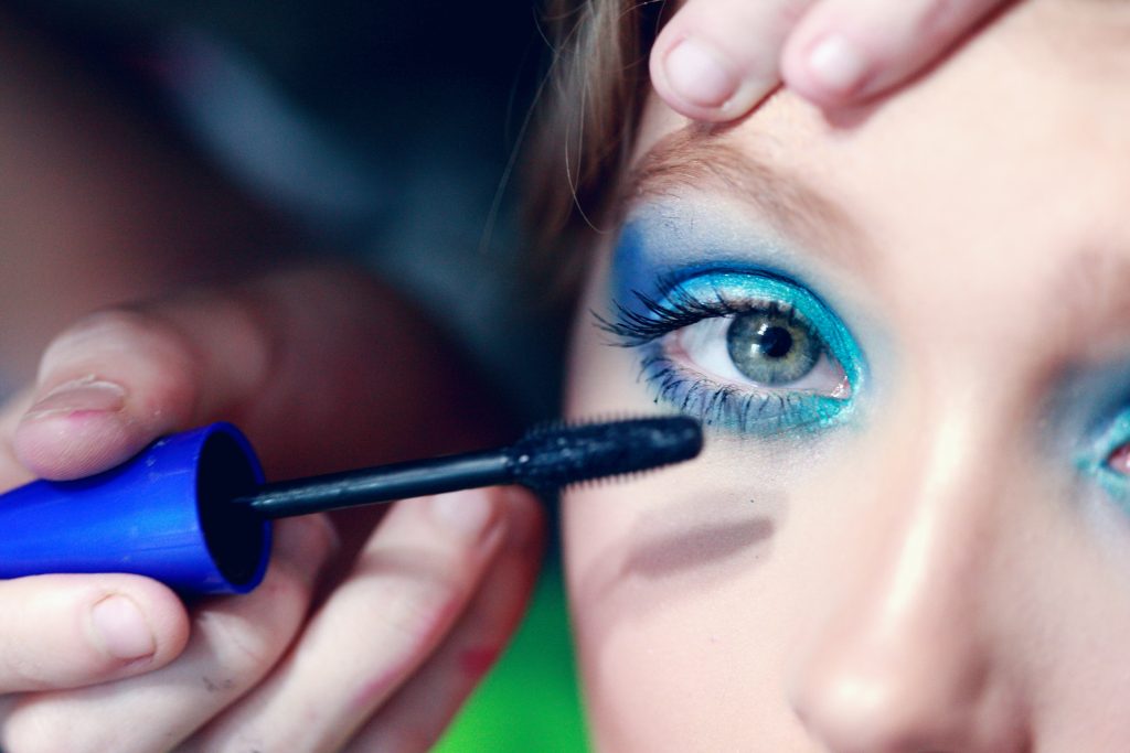 How to Make Your Eyes Look Bigger with Mascara (Expert Tips)