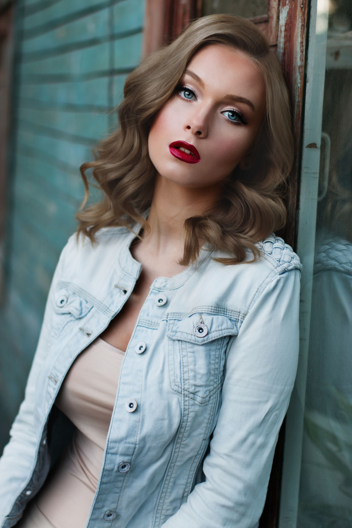 How to Make Brown Hair Ashy (Pro Tips + 10 Styling Ideas)