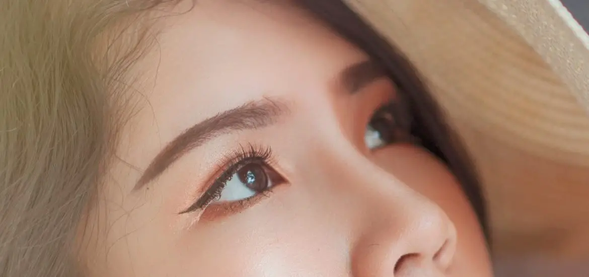 5 Common Types of Eyelids (How to Recognize + Makeup Tips)